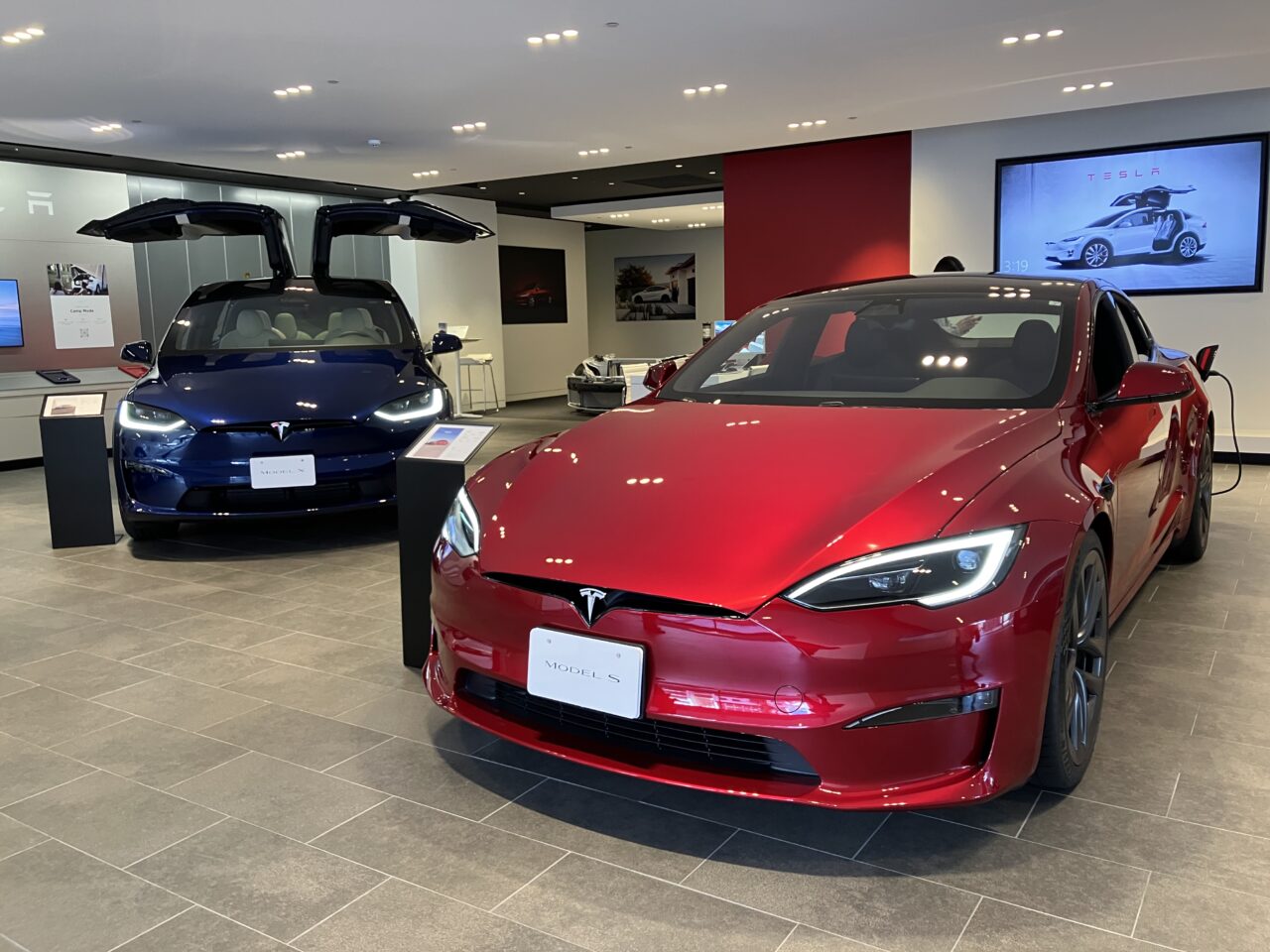 Tesla Comes Home | Why a Porsche Owner Ordered a Tesla Model 3 - ポルシェが ...
