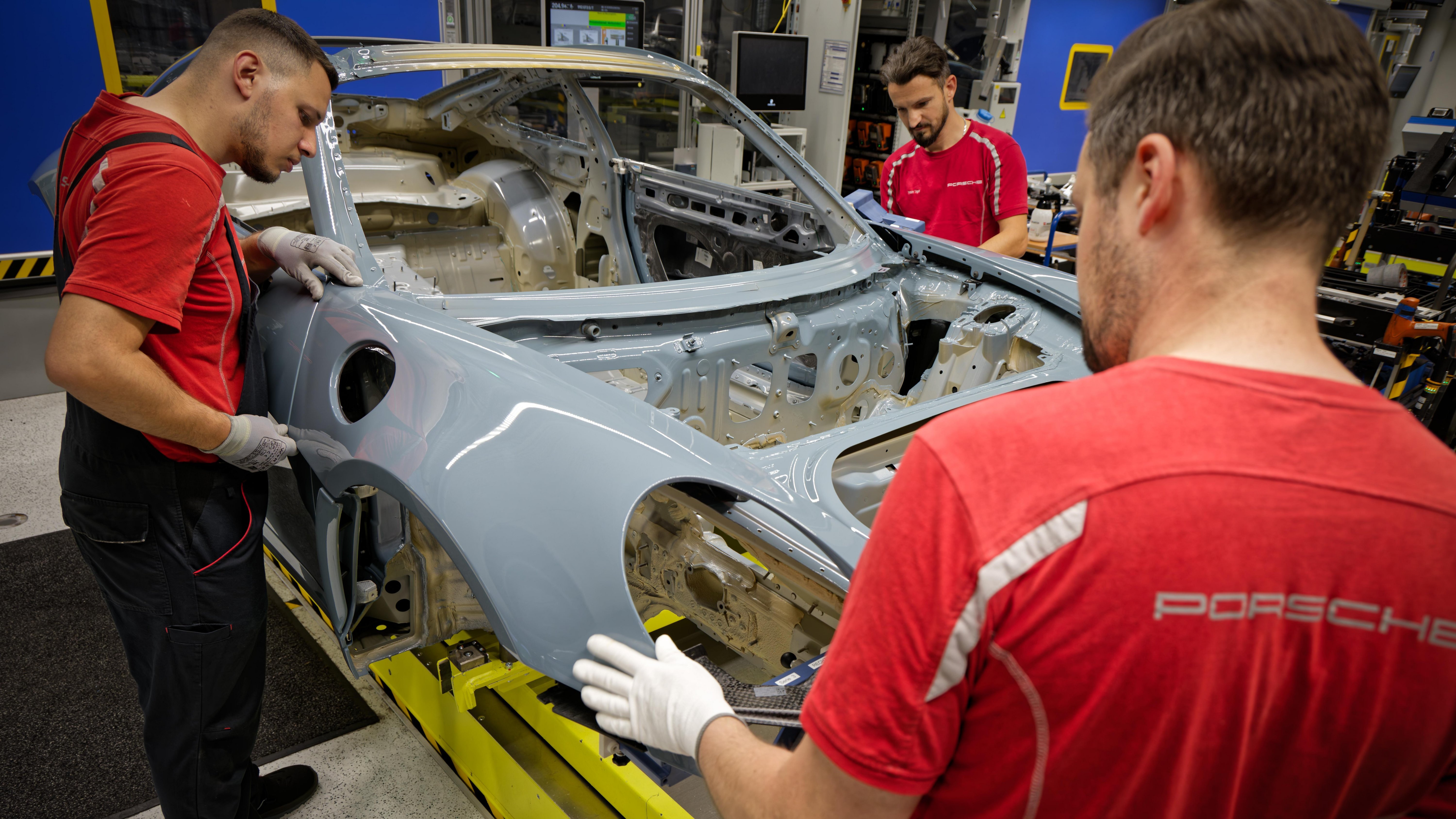 Special Porsche 911 Production Line – Mastering the Craft of Building ...